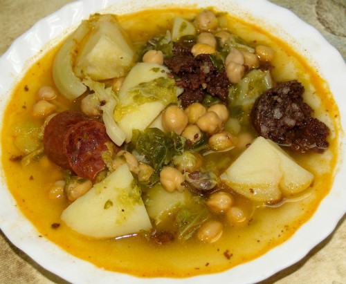 Potatge de botifarra negra, xoriço, patates, cigrons i col | Recepta de ...