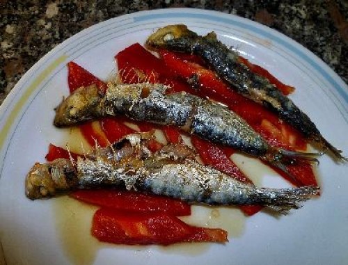 Arengades o sardines de costa sobre llit de pebrot vermell | Recepta de ...