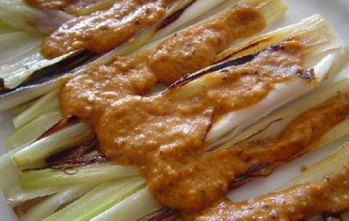 Calçots al forn amb romesco | Recepta de cuina de Jordi Garcia Miguel ...