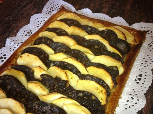 Pasta de full amb botifarra negre i poma | Recepta de cuina de Isabel ...