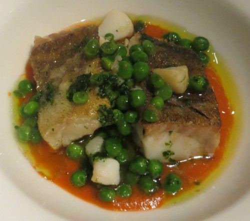 Bacallà amb pèsols, patates i salsa de pebrot vermell | Recepta de ...