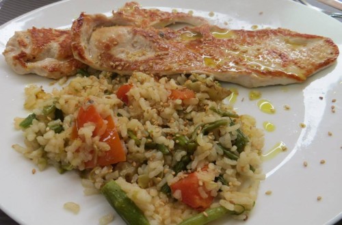 Gall dindi a la planxa amb arròs saltejat amb verdures i hotalisses ...