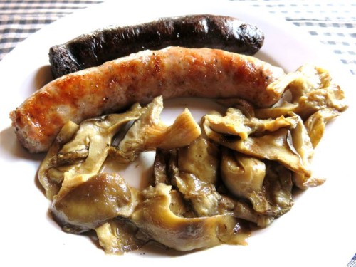 Botifarra negra i botifarra crua a la brasa amb llenegues | Recepta de ...